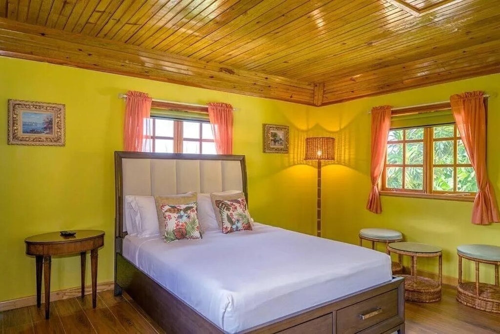 Tiny House On Luxurious Villa - Montego Bay