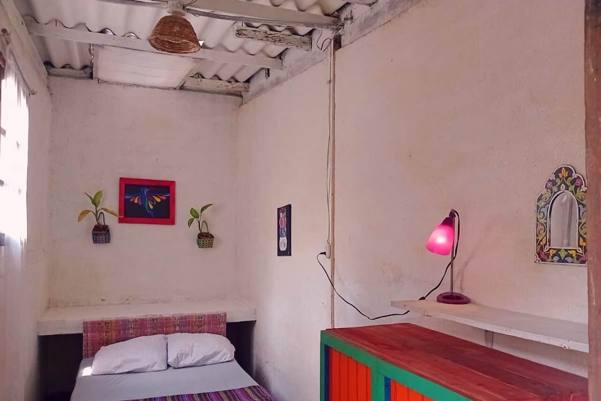 Quarto casal básico, para não fumantes | Espaço de trabalho para notebook