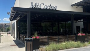 Um edifício moderno com uma placa que diz "Mi Cocina".