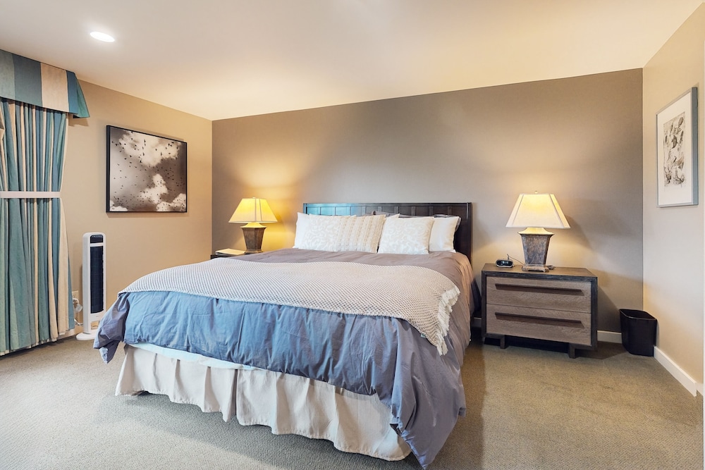 Three ocean/mountain view condos with balconies, near Moran State Park ...