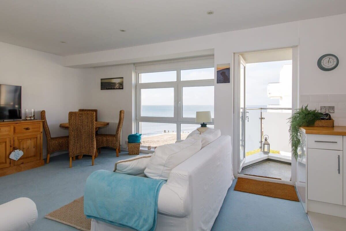 Two Bed Seafront Escape In East Wittering - West Wittering
