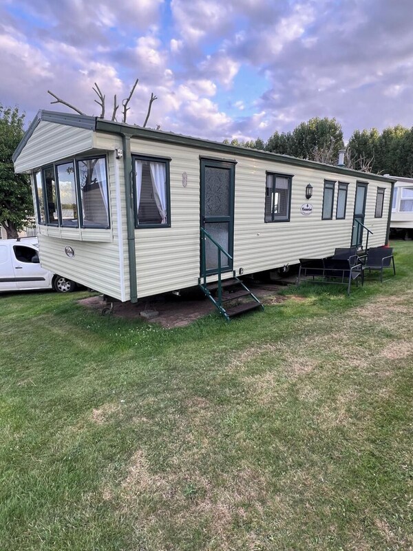 Peaceful 3-bedroom Caravan With Wifi In Charming Warden - Isle of Sheppey