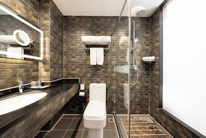 Quarto casal empresarial | Banheiro | Chuveiro, produtos de toalete de grife, secador de cabelo 