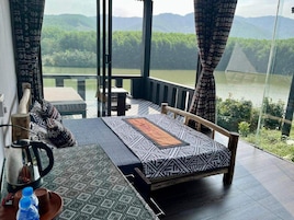 Bangalô conforto, vista para a colina | Cofres nos quartos, escrivaninha, espaço de trabalho para notebook