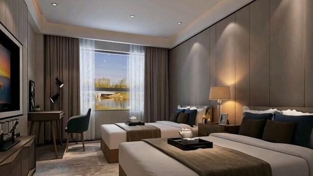 Quarto de hotel moderno com uma cama grande, uma escrivaninha, uma televisão e vista para um lago.