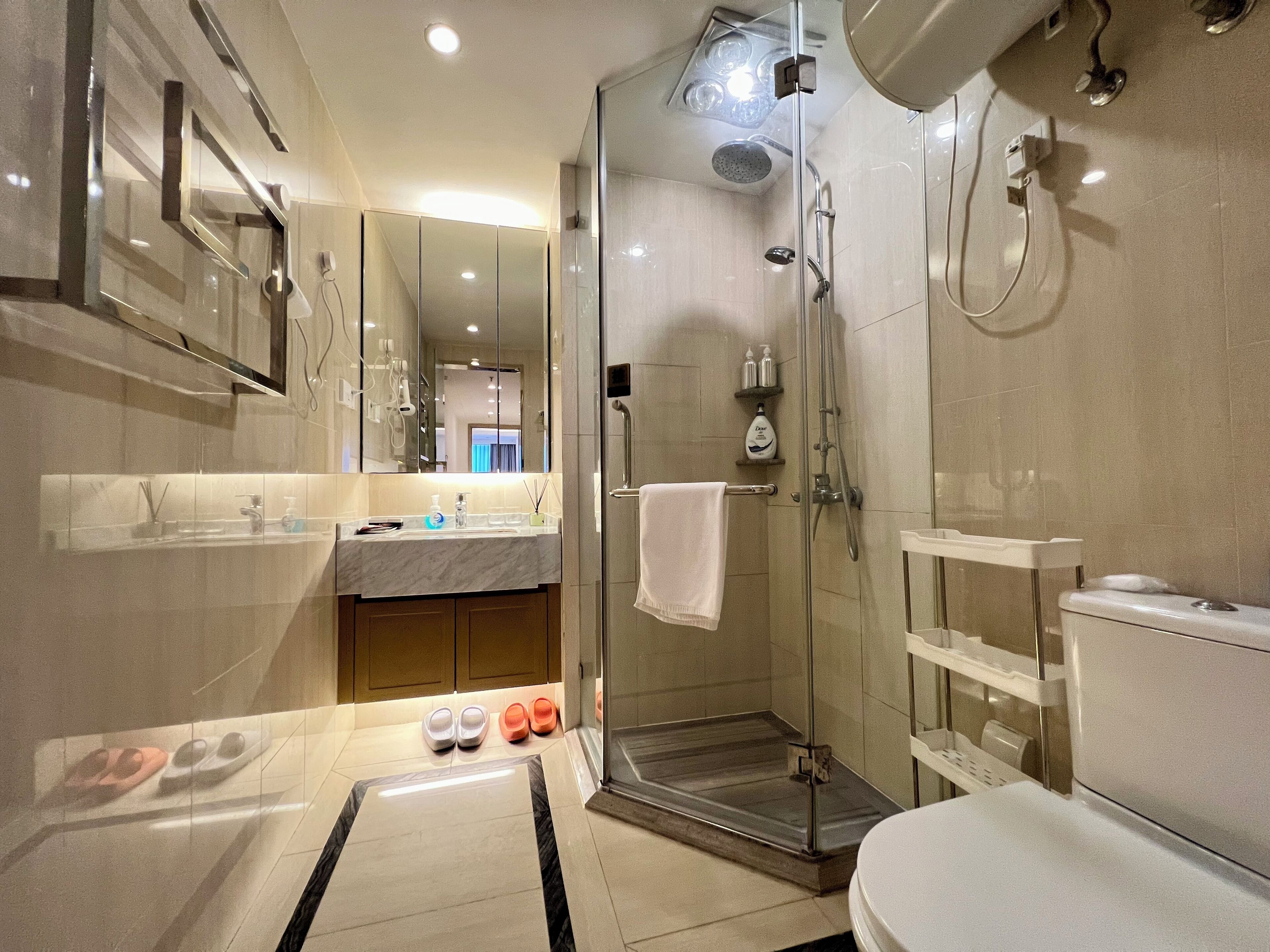 Quarto Clássico com Cama de Casal (1102) | Casa de banho | Um polibã, um chuveiro fixo, artigos de higiene pessoal grátis 