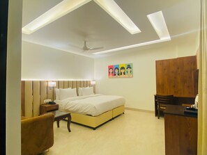 Quarto casal luxo, vista para a cidade | Escrivaninha, Wi-Fi de cortesia