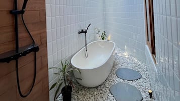 Um polibã e uma banheira separados