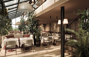 Um restaurante espaçoso com pé-direito alto, grandes janelas e muita luz natural. As mesas estão postas com toalhas de tecido branco e cadeiras, e o espaço é decorado com plantas em vasos e luminárias modernas.