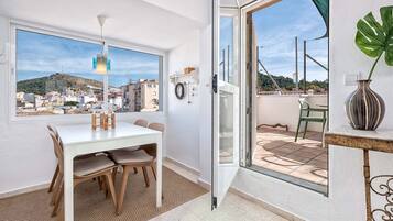 Apartamento família, vista para a cidade | Sala de jantar