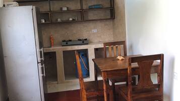 Villa Standard | Cozinha privada | Um frigorífico, um micro-ondas, um forno, uma placa de cozinha