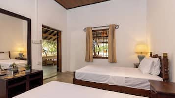 Quarto standard, vista para o jardim | Escrivaninha, espaço de trabalho para notebook, cortinas blackout