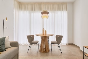Apartamento Deluxe | Sala de estar | Televisor de 50 polegadas com canais por cabo 