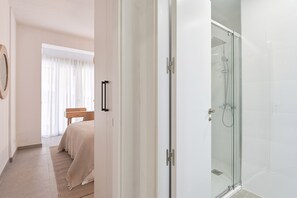 Apartamento de Luxo | Casa de banho | Um polibã, um secador de cabelo, toalhas fornecidas, sabão 