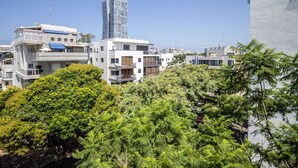 Uma área urbana moderna com uma variedade de edifícios residenciais, incluindo uma torre alta de destaque.