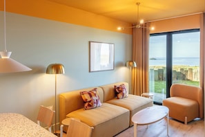 Accessible Large Studio Ocean View | Sala de estar | Smart TV 