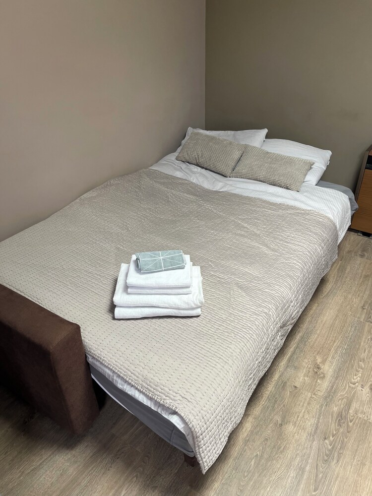 Private Garden Studio - L&d Hospital -Free Wi-fi & Parking- 15min To The Airport - Dunstable