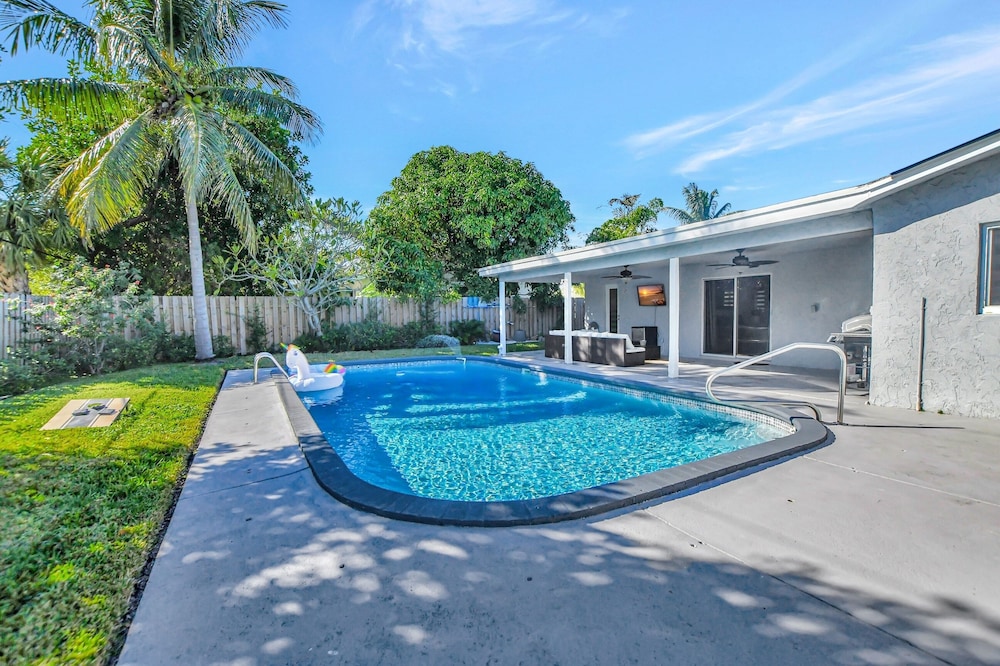 Boca Beauty - Stylish Home With Pool 3 Bedroom Home By Redawning - Boca Raton, FL