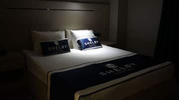 Standard Double Room | Roupas de cama de algodão egípcio, roupas de cama premium, escrivaninha