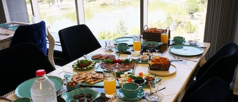 Pequeno-almoço tipo buffet diário incluído