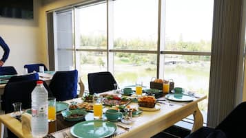 Café da manhã com buffet grátis todos os dias