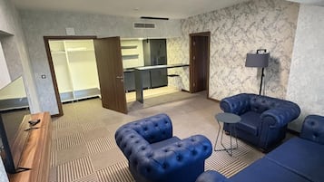 Junior King Suite | Área de estar | TV LED 82 cm com canais a cabo