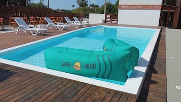 Piscina externa, funciona das 9h às 20h, guarda-sóis, espreguiçadeiras