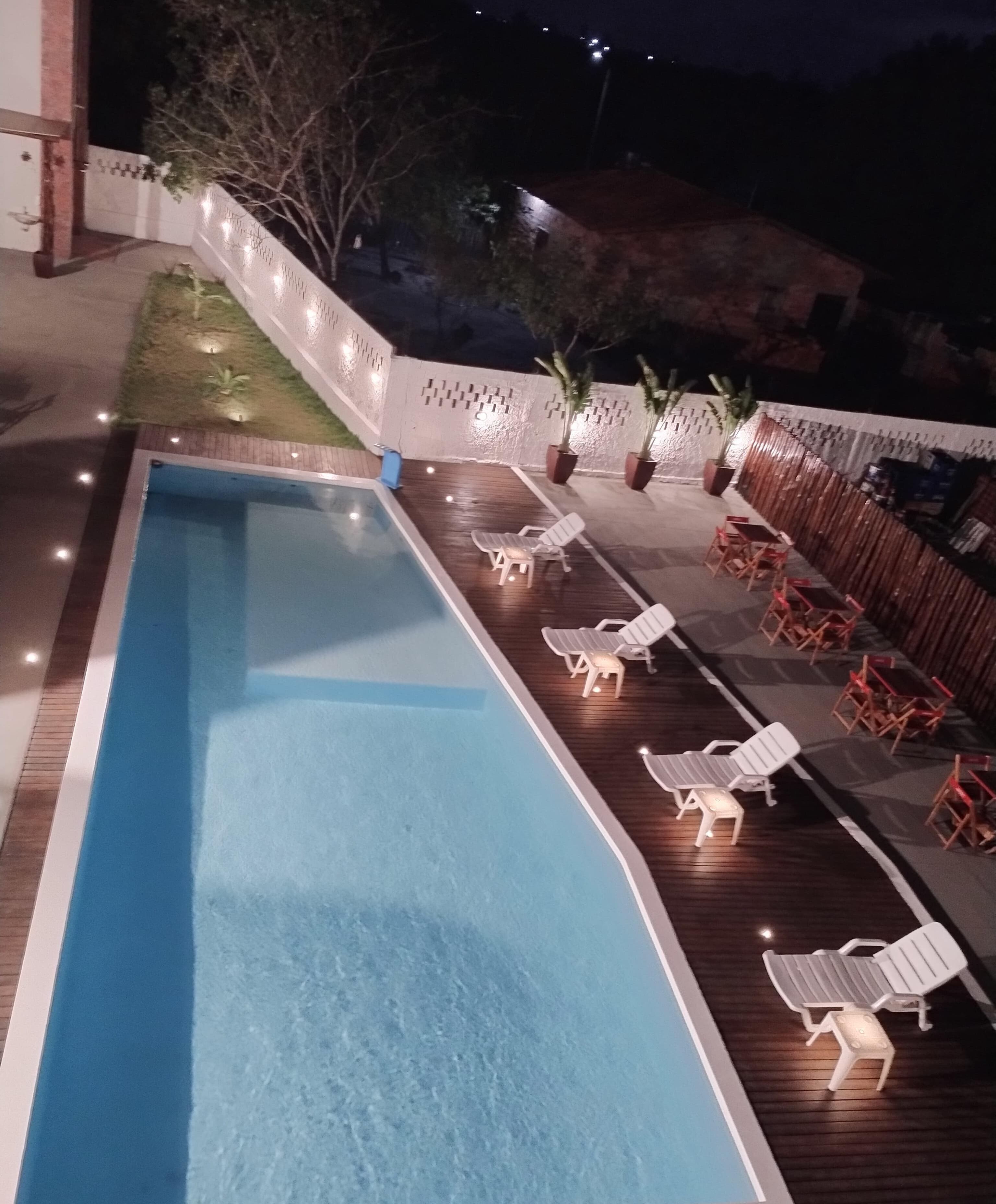 Piscina externa, funciona das 9h às 20h, guarda-sóis, espreguiçadeiras