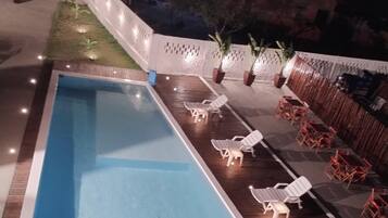 Piscina externa, funciona das 9h às 20h, guarda-sóis, espreguiçadeiras