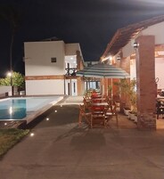 Piscina externa, funciona das 9h às 20h, guarda-sóis, espreguiçadeiras