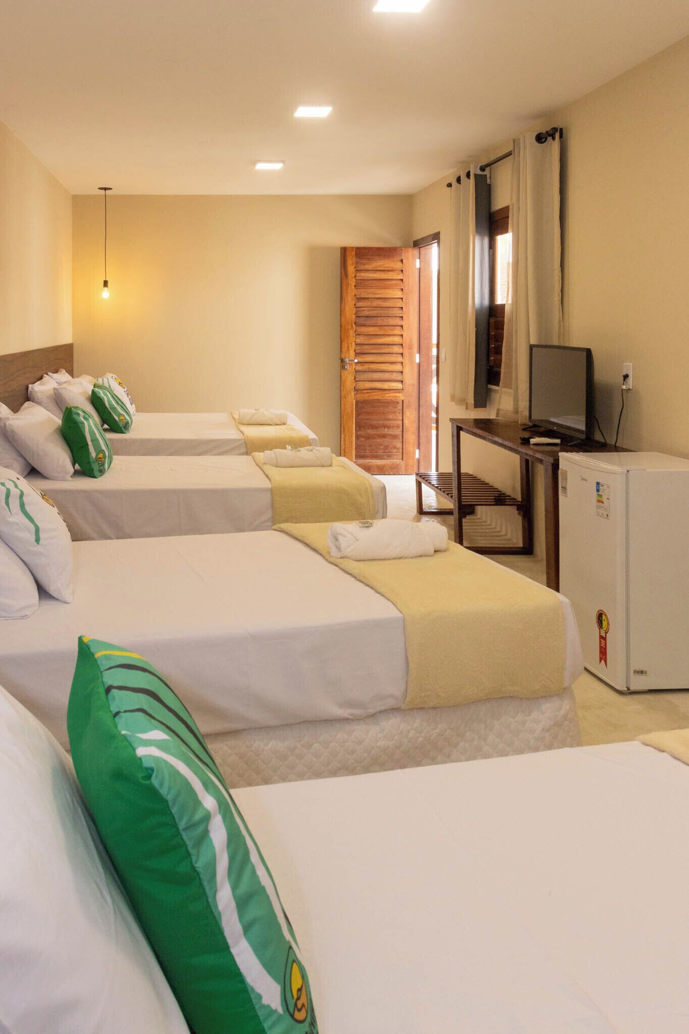 Quarto família, 1 quarto | Frigobar, Wi-Fi de cortesia, roupa de cama