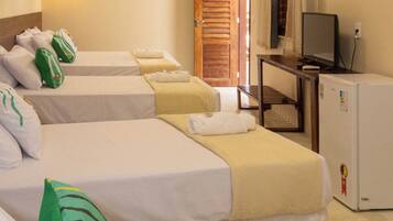 Quarto família, 1 quarto | Frigobar, Wi-Fi de cortesia, roupa de cama