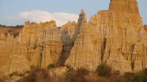 Paisagem natural com formações rochosas marcantes.