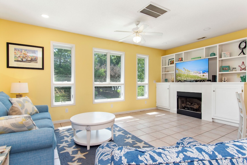 Beach Bunker | Cozy 2br Soundside Cottage W/ Screened Porch & Fenced Yard - 에메랄드 이슬