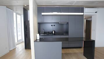 Apartamento Deluxe | Cozinha privada | Um micro-ondas, uma placa de cozinha, uma torradeira