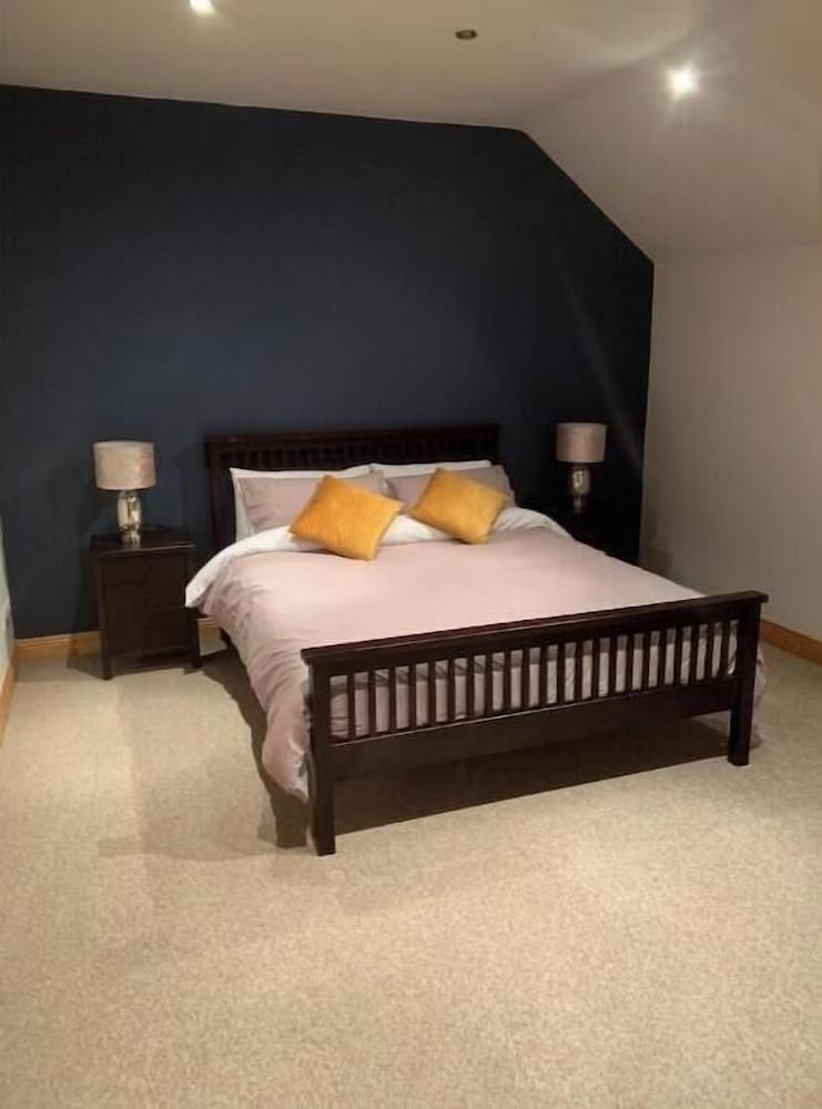 3 Min Walk In To Town , Great Location In Town - Kinsale