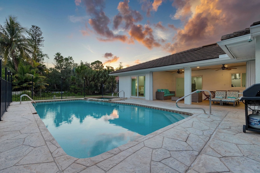 Casa Bonita By Avantstay Large Backyard, Patio, Pool + Hot Tub - Bonita Springs, FL
