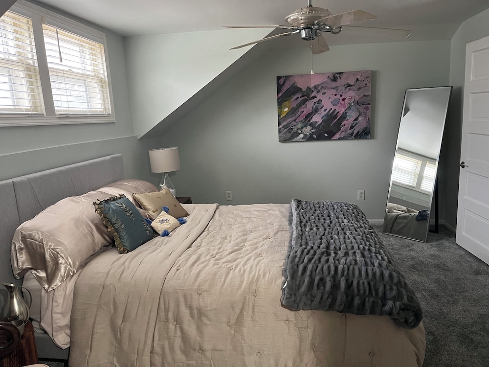 Beautifully Furnished 3-bedroom Home Located Half A Mile From Hillsdale College - Sandy Beach, Hillsdale