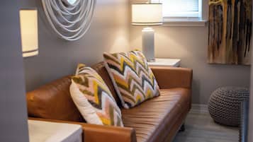 Suite | Sala de estar | Televisor LED de 32 polegadas com canais por cabo