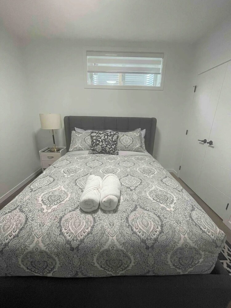 Cozy 2 Bed Basement Suite in NW YYC - Calgary | Vrbo