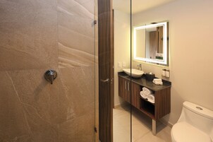 Quarto standard, 2 camas Queen, acessível (Communications) | Banheiro | Chuveiro, ducha de hidromassagem, toalhas de banho