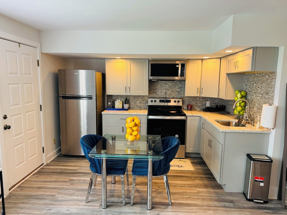 Charming 1-bedroom Studio Apartment In Danbury With Terrace/pool & Hot Tub - Danbury, CT