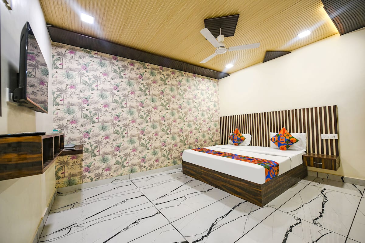Quarto Deluxe | Lençóis de algodão egípcio, roupa de alta qualidade, cofre no quarto