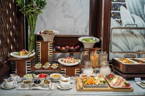 Pequeno-almoço tipo buffet diário (400000 VND por pessoa)