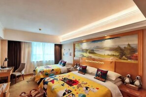 Quarto de hotel com duas camas, uma escrivaninha, uma cadeira e um quadro na parede.