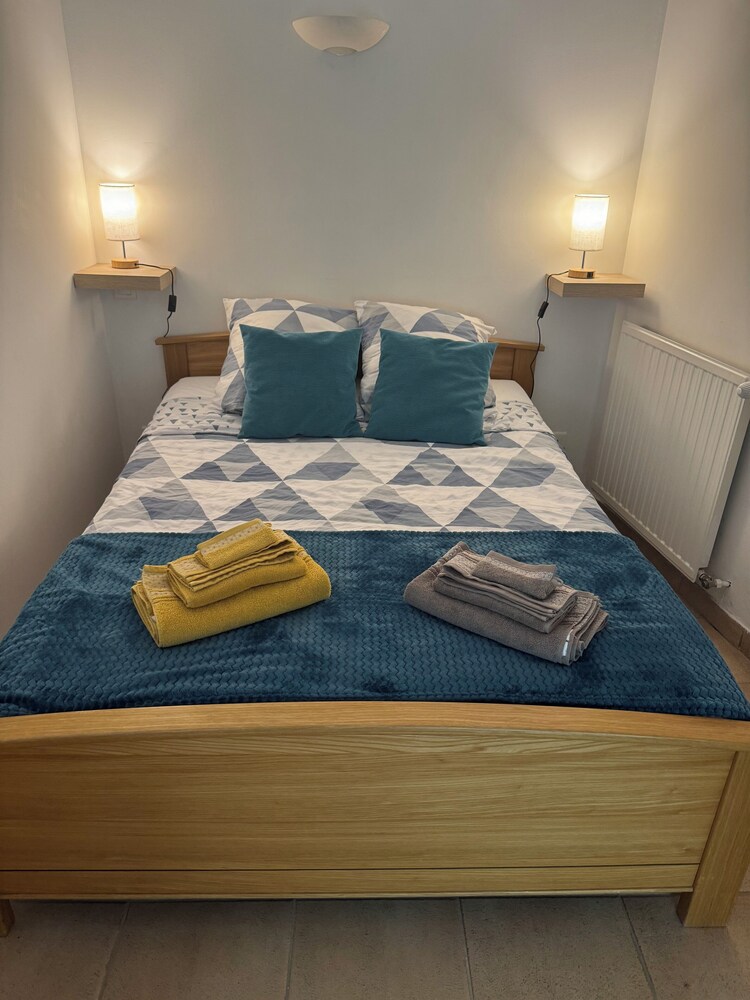 2 Rooms of 38m2 air-conditioned, Wifi, parking in the heart of Livron ...