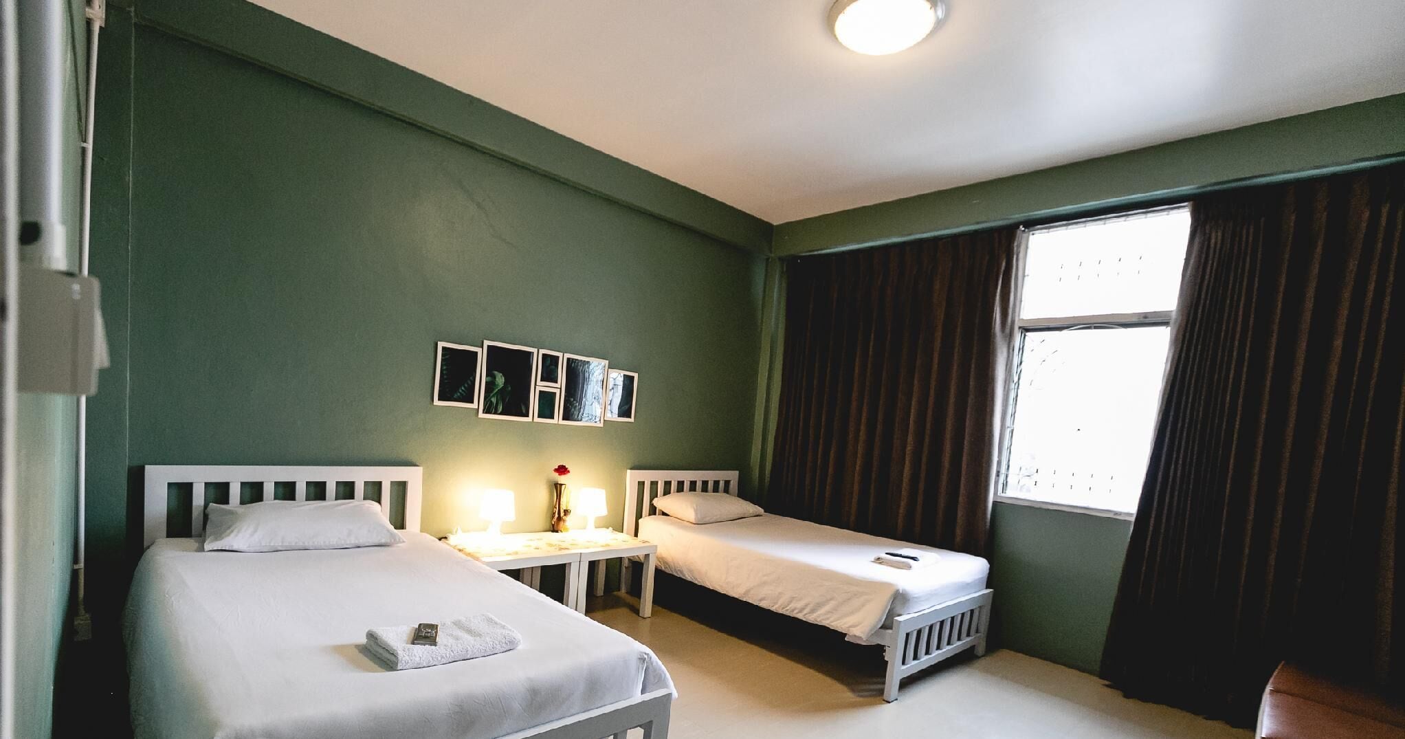 Standard Twin - Shared Bathroom | Secretária 