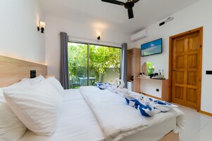 Quarto casal luxo, varanda, vista para o jardim | Vista do quarto