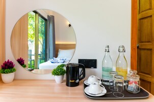 Quarto casal luxo, varanda, vista para o jardim | Cofres nos quartos, escrivaninha, espaço de trabalho para notebook
