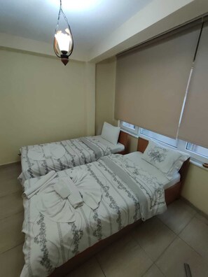 Quarto Económico | Minibar, roupa de cama fornecida